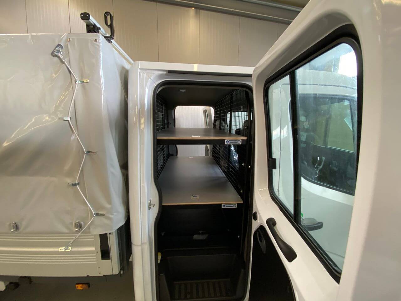 Regalsystem in Pritsche Doppelkabine | Doka - System